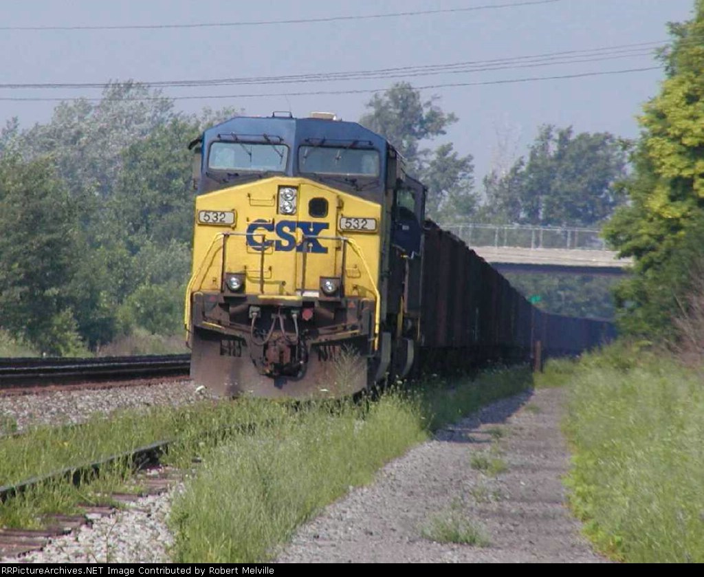 CSX 532 (outlawed?) with a string of loaded coal hoppers